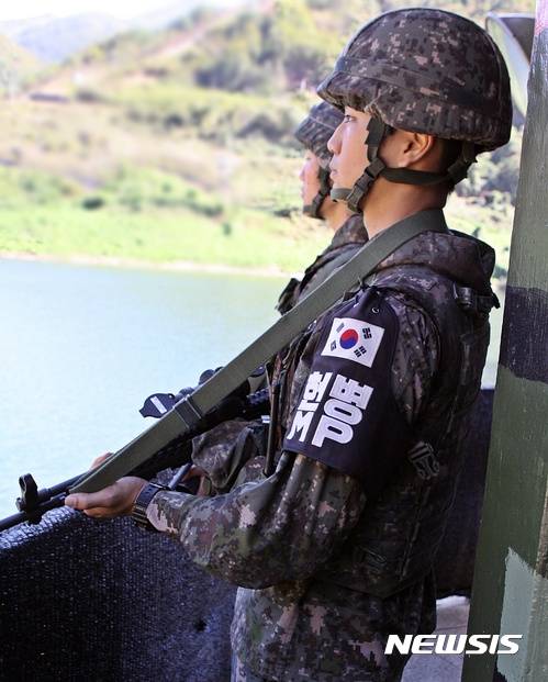 추석명절 최전방 전선 긴장하며 Gop 경계근무 서는 병사들