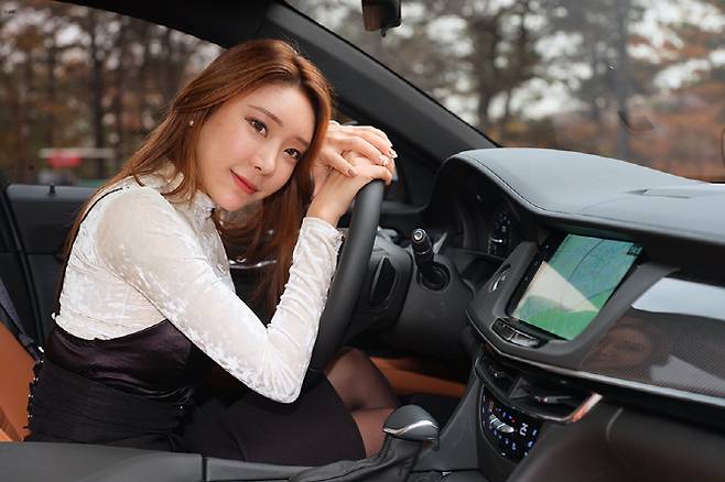 [포토] 캐딜락 CT6 터보의 실내에 만족한 레이싱 모델 정주희