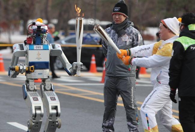 [Photo News] KAIST's humanoid robot carries 2018 PyeongChang Olympics torch