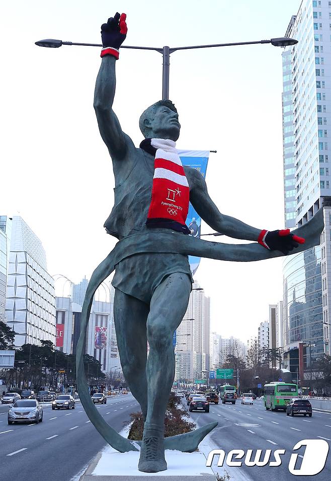 평창올림픽 머풀러 두른 서울올림픽 조형물