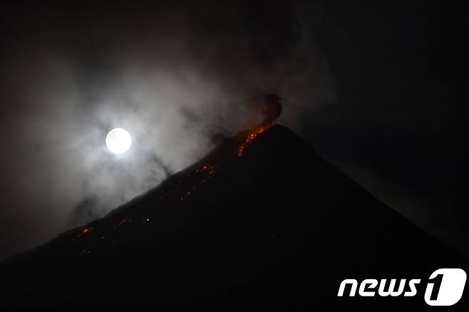 사진 마욘화산과 슈퍼 블루 블러드 문