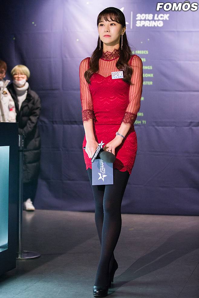 포토 롤챔스 방송 기다리는 김수현 아나운서