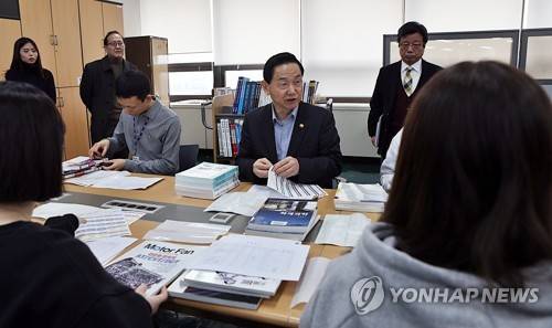 김상곤부총리 충남대 도서관근로장학생 격려