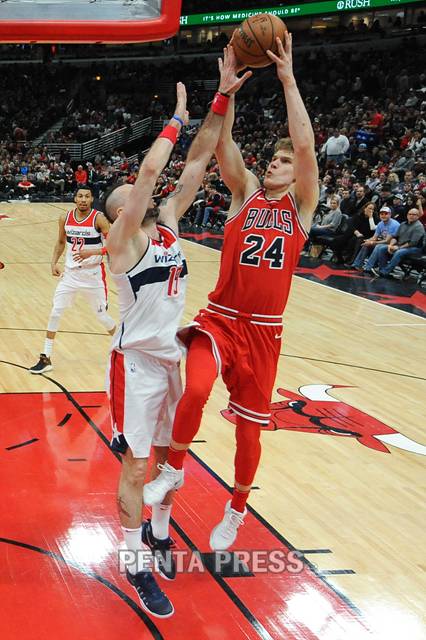 포토 라우리 마카넨 수비너머 점프 20180211 Nba 시카고 Vs 워싱턴 35