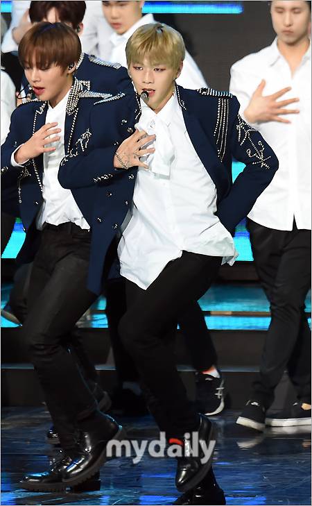 Md화보 프로란 이런 것 강다니엘 논란 속 흐트러짐 없는 무대