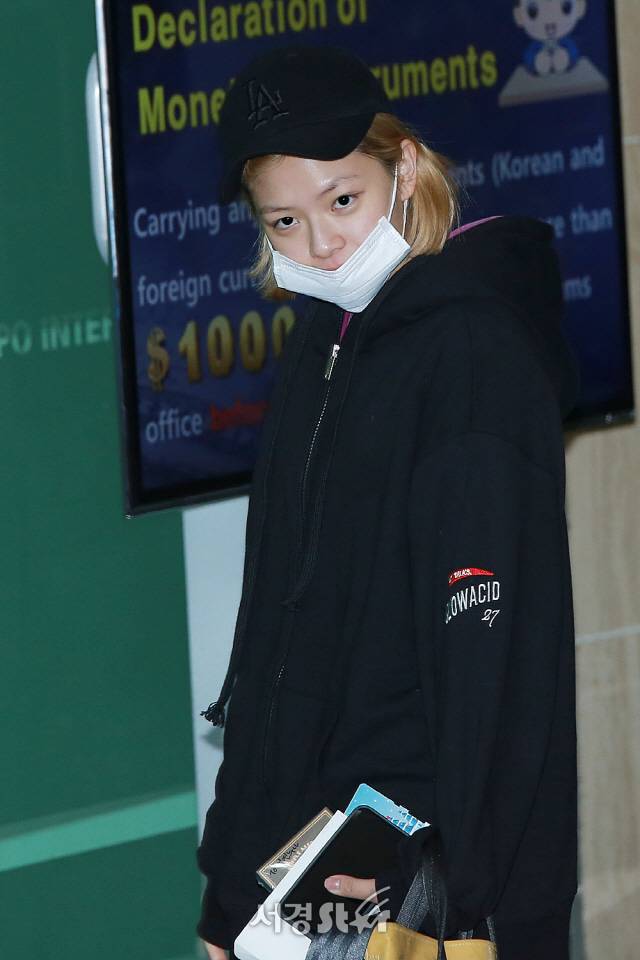 트와이스 정연 고개를 까딱 공항패션