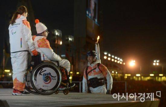 포토 해냈다 성화대 오른 아이스하키 주장 한민수
