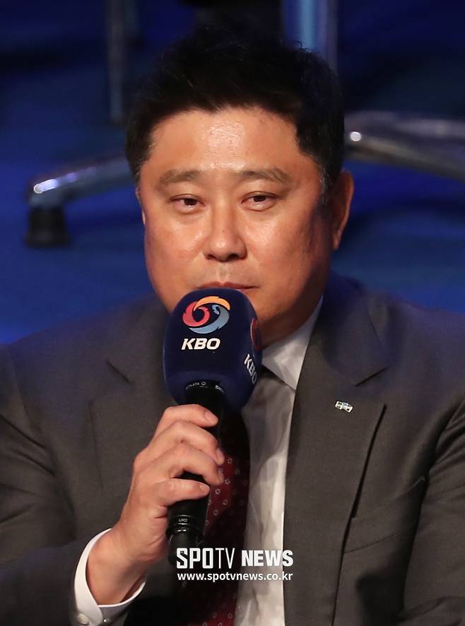 포토s 인사하는 김태형 감독