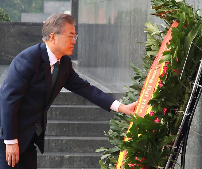 문 대통령 한·베트남 불행한 역사 유감
