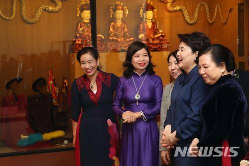 하노이 민족학 박물관 둘러보는 김정숙 여사