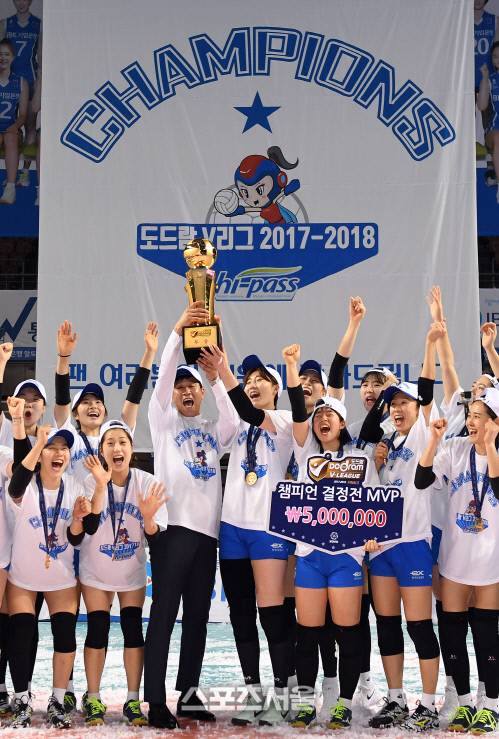 포토 첫 우승의 기쁨을 만끽하는 도로공사