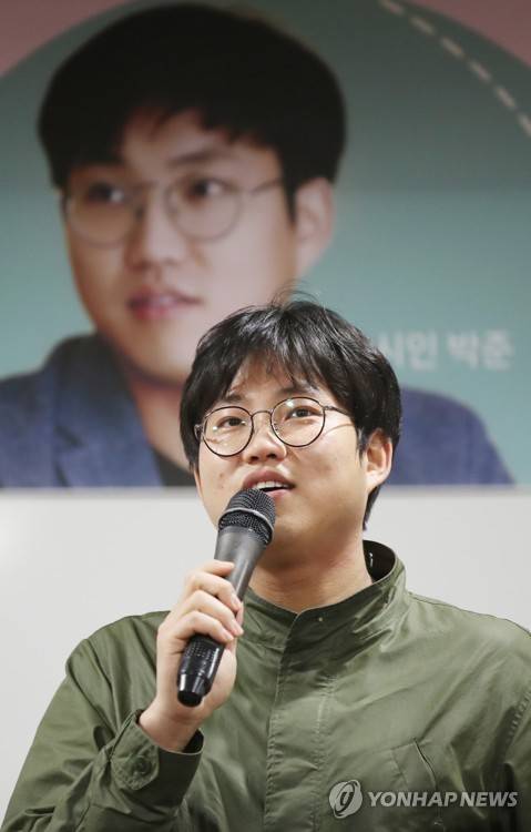 강연하는 박준 시인