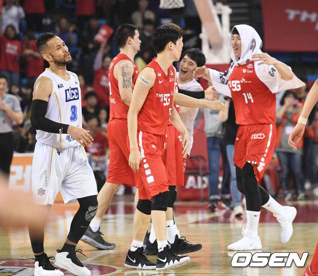 [사진]희비교차하는 SK-KCC 4강 PO 1차전