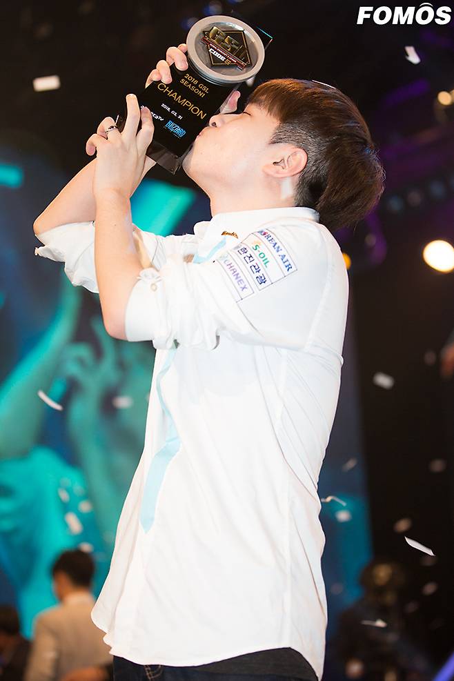 포토 Gsl 우승 트로피 키스하는 조성주
