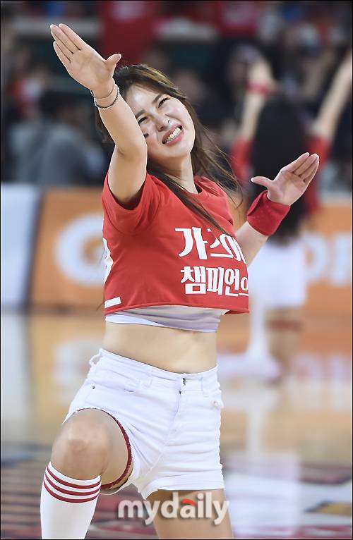 Md화보 너무 타이트했나봐치어리더 바지 사이로 뱃살 빼꼼