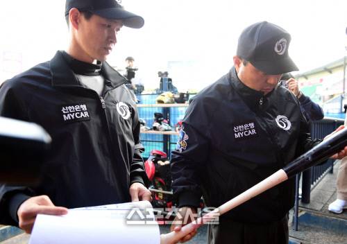포토 배트 검사하는 이영재 심판 결이 보여야 해