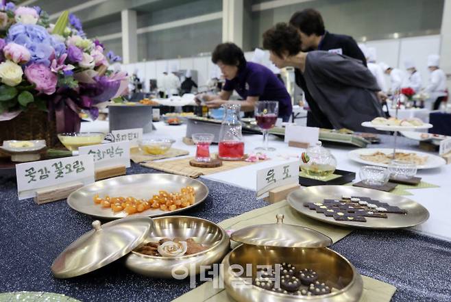 포토 보기 좋은 식기 먹기 좋은 음식