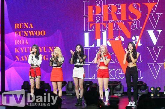 프리스틴v 레나 오프숄더 모양으로 탔다 껍질 벗겨지는 중