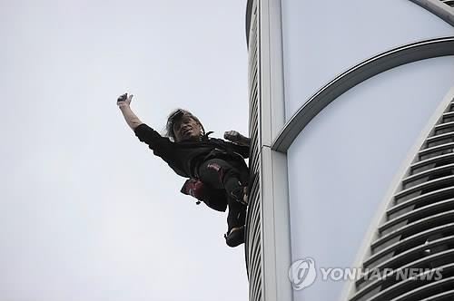프랑스 유명 암벽등반가 롯데월드타워 무단으로 오르다 체포