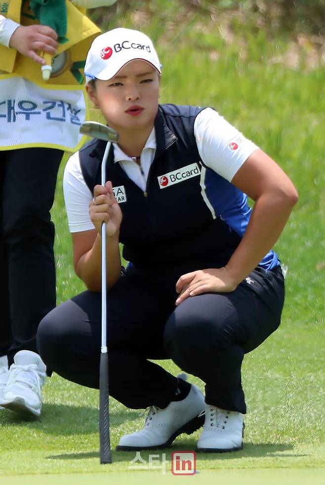포토 장하나 퍼팅 라인 꼼꼼히 살펴요