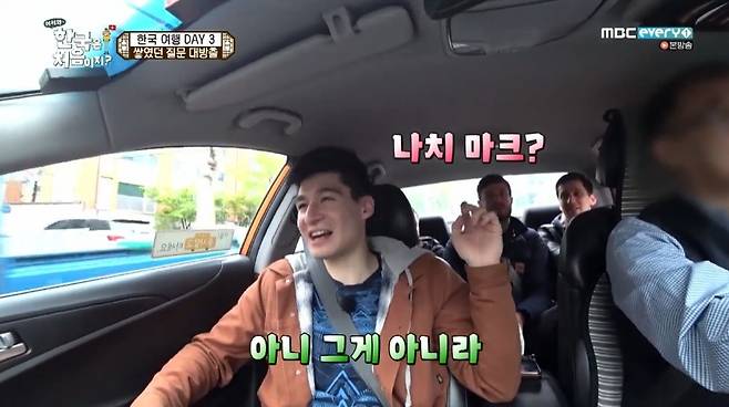 더쿠 어서와 한국은 스위스 3인방 불교 문양에 깜짝 나치 마크