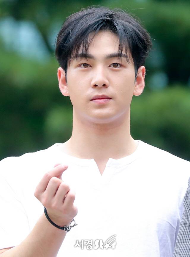 뉴이스트w 백호 백호의 눈빛 뮤직뱅크 출근길