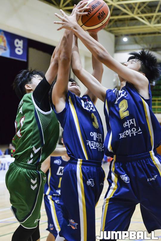 [JB포토] DB, KCC 유소년 '프로에서나 볼 수 있는 치열한 리바운드'