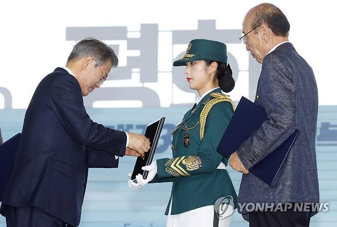 문 대통령 독립유공자 고 최병국 선생에 건국훈장 애국장 수여