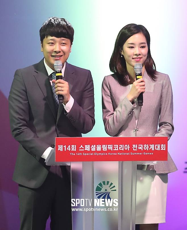 포토s 스페셜올림픽코리아 개회식 진행하는 채민준 노윤주 아나운서