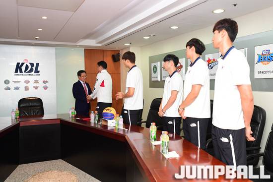 [JB포토] KBL 이정대 총재, AG 3X3 男대표팀 격려