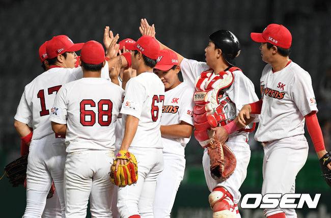 SK, 승리 하이파이브 [사진]