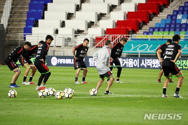 몸풀기 하는 칠레 축구대표팀