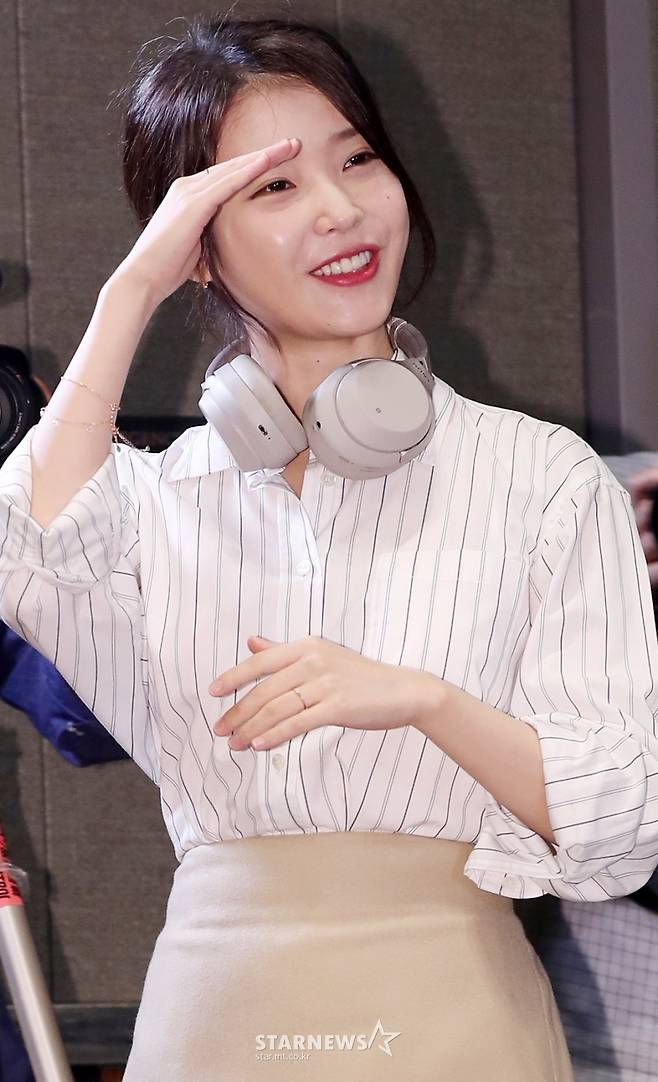 포토 아이유 상큼한 제스쳐