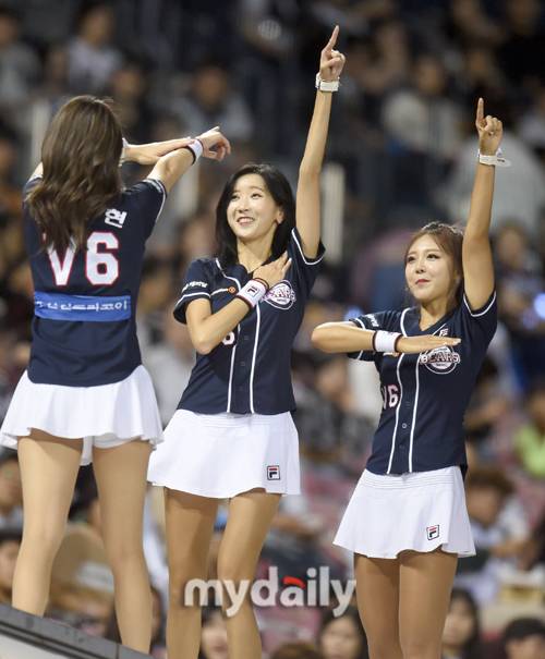 Md화보 치어리더 응원 중 빵 터진 웃음 대체 뭘 봤길래