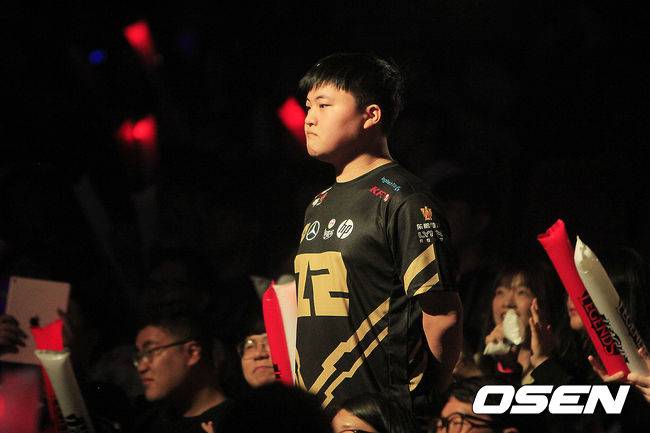 '우지 하드캐리' RNG, 25분만에 C9 압도..순항 시작 [롤드컵]