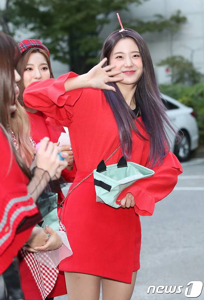 프로미스나인 장규리 소녀의 사랑스러운 인사
