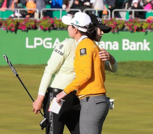 공동 선두로 홀아웃한 박성현 [LPGA KEB하나은행 챔피언십]