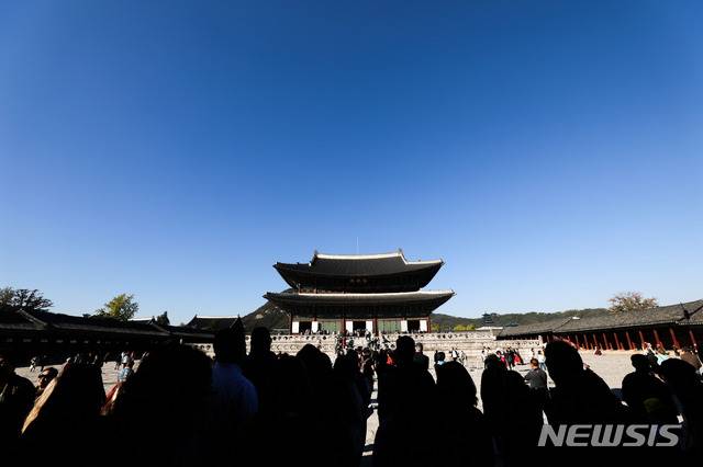 구름 한 점 없는 가을 하늘