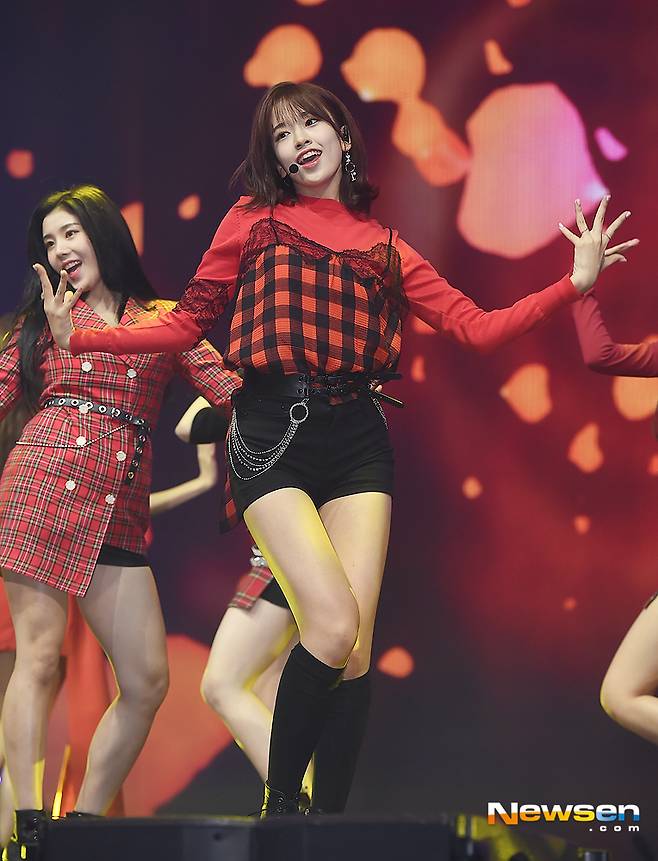 아이즈원 안유진 비교 불가 각선미 포토엔hd