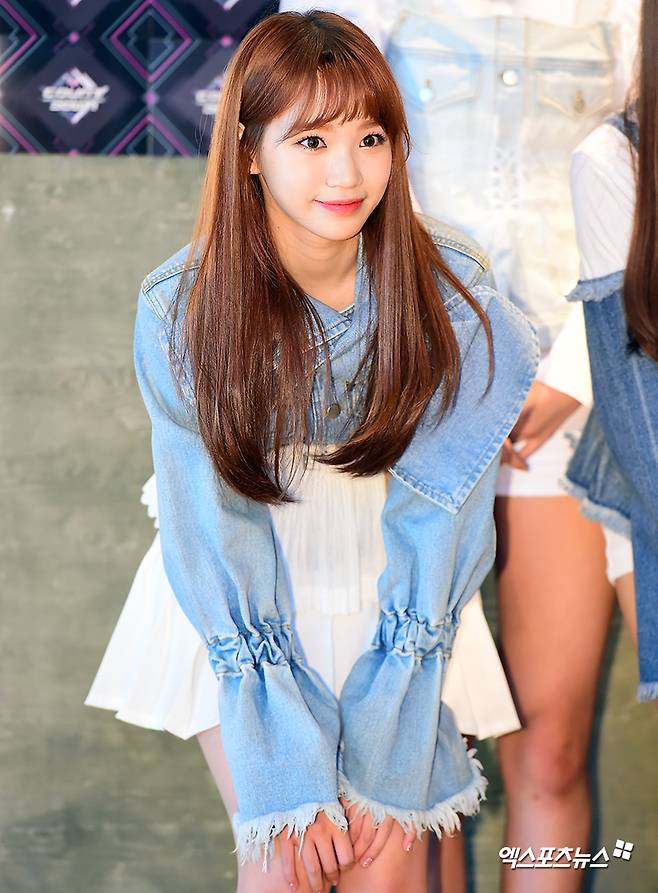 엑s Hd포토 아이즈원 김채원 입가에 미소가~