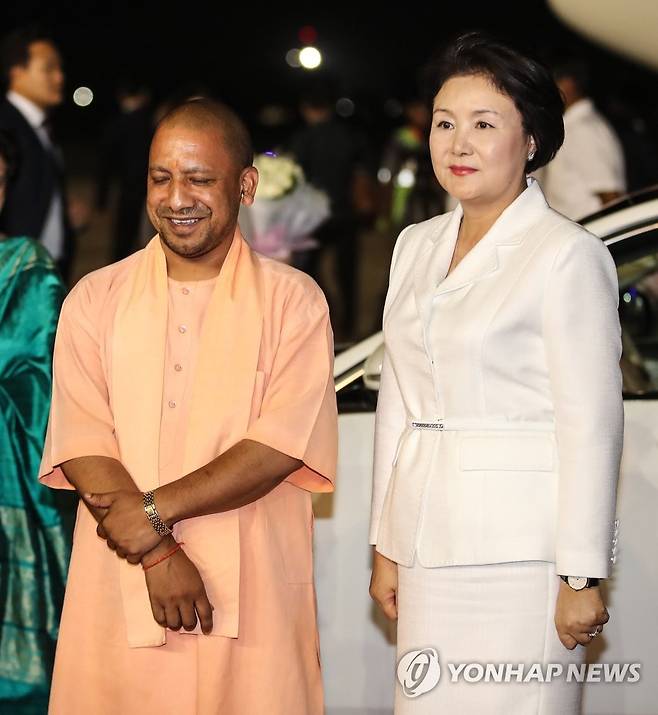 인도 우타르 프라데시 주 총리 영접 받는 김정숙 여사