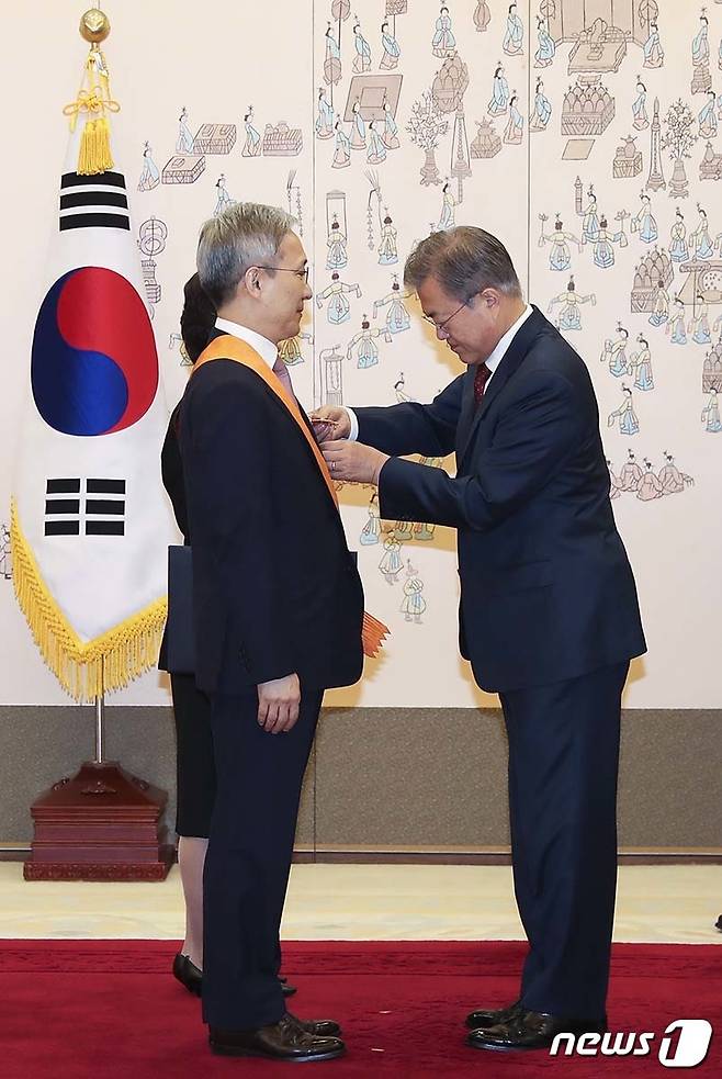 문 대통령 강일원 전 헌법재판관에 청조근정훈장 수여