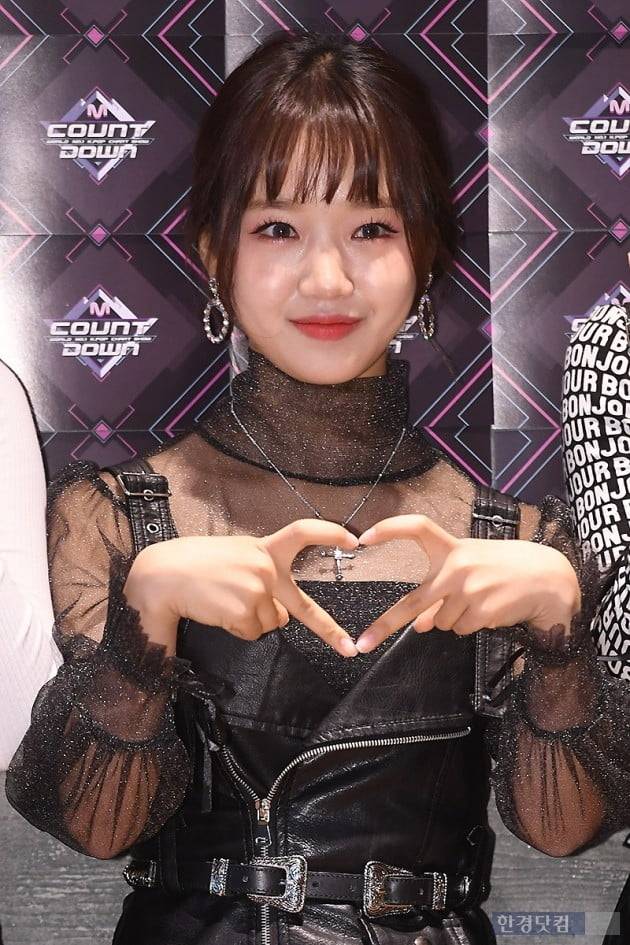 포토 위키미키 최유정 귀엽게 손가락 하트~