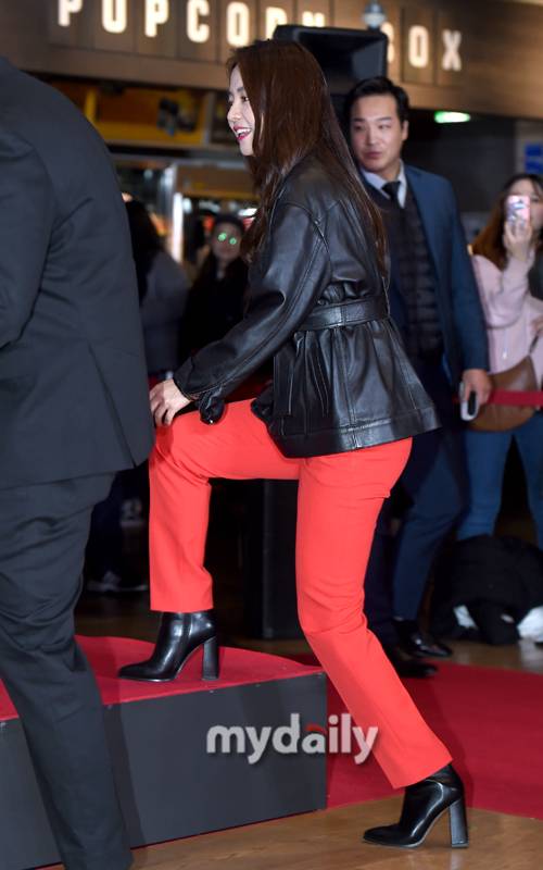 Md화보 이 의상 뭐야송지효 갑자기 확 깨는 빨간색 바지