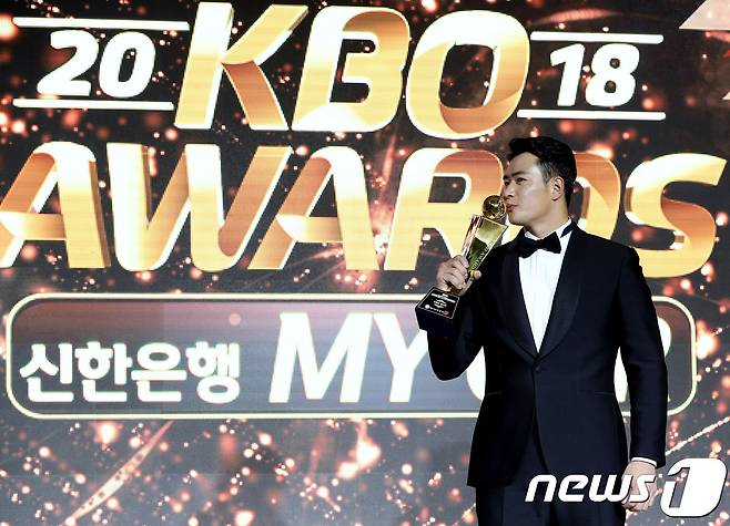 두산 김재환, KBO MVP 입맞춤