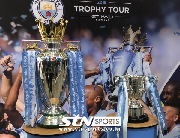 한국 온 EPL 트로피, '기념 촬영' 팬들은 미소 가득