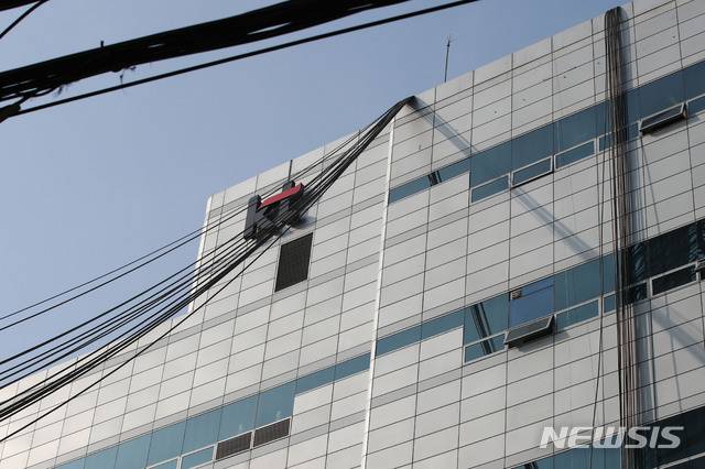 임시 복구 중인 KT 광케이블