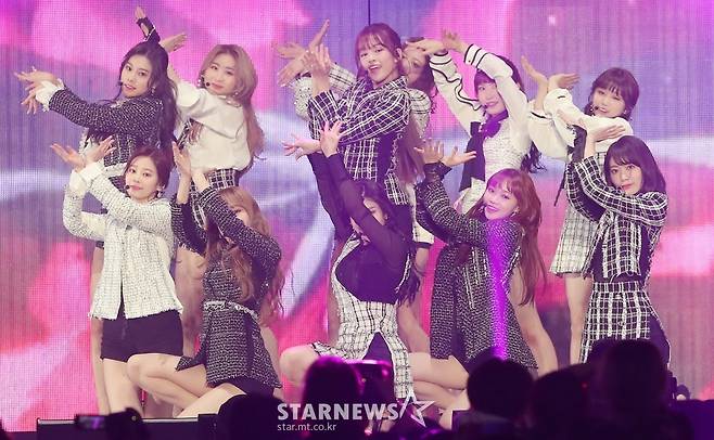 포토 아이즈원 Aaa에서 꽃처럼 활짝