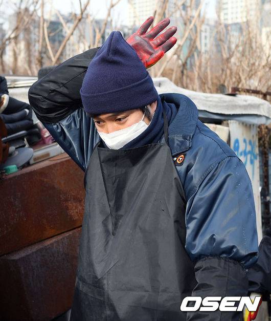 사랑의 연탄 나르기 장원준 빨간 장갑이 까맣게 되도록 사진
