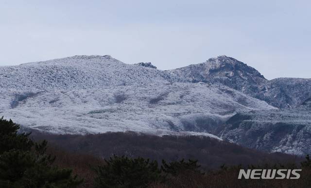 흰 눈 덮인 한라산